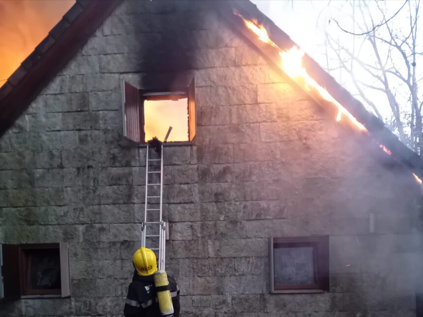 Terras de Bouro: Incêndio destrói casa no Gerês (vídeo) | e24.pt